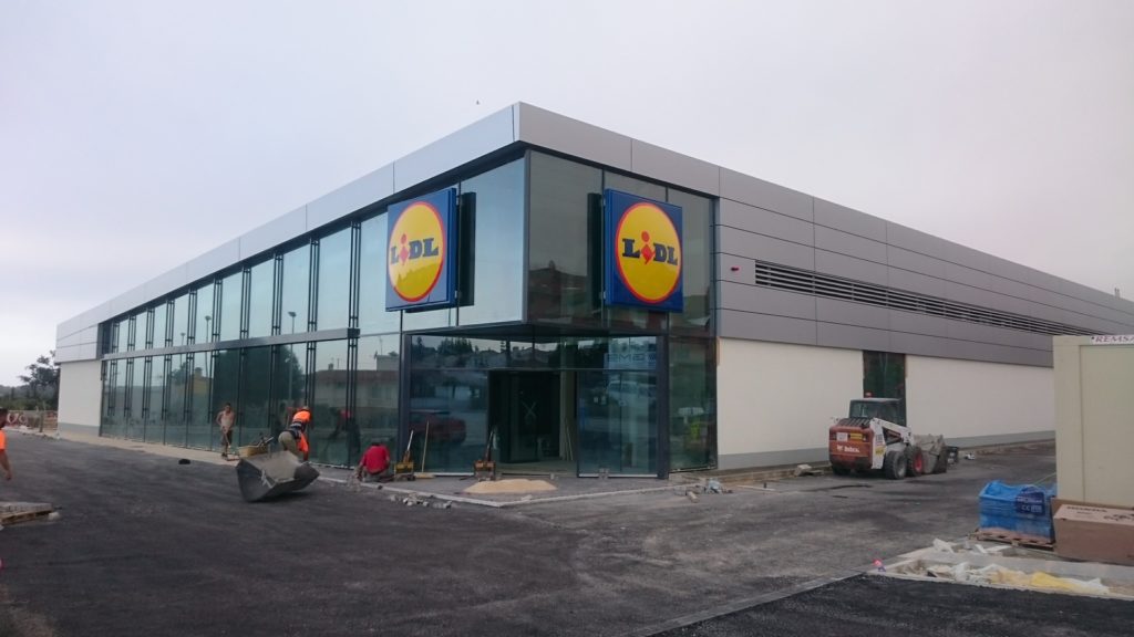 Revestimiento fachada ventilada para supermercados Lidl | Farquitec